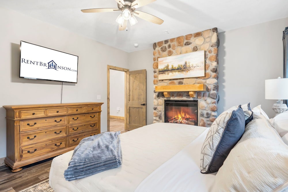 Thanksgiving Available! Golf Simulator_Hot Tub_Lake Views_Free Tickets ...