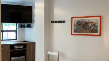 Quarto Duplo Cidade, não fumadores, Vista para a cidade | Cofre no quarto, com mobília individualizada, secretária