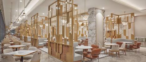 Um hall de hotel espaçoso com várias áreas de estar, incluindo mesas e cadeiras, e uma divisória decorativa central.