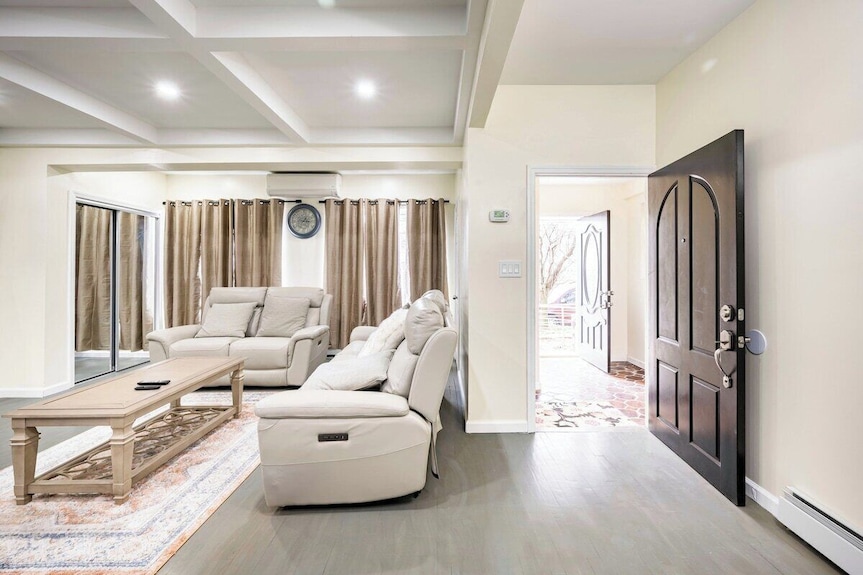 Spacious 4br Escape 5 Mins To Subway, 10 Mins To Jfk/lga, 30 Mins To Manhattan! - Long Beach