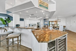 Apartamento em Condomínio Fechado, várias camas (East Pass Towers 603) | Cozinha privada | Um forno, uma torradeira