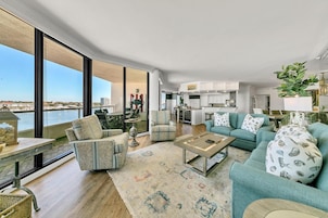 Apartamento em Condomínio Fechado, várias camas (East Pass Towers 603) | Sala de estar