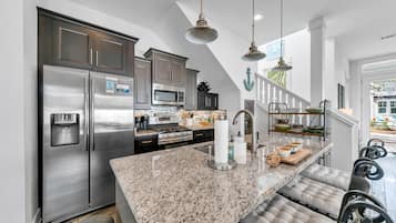 Casa, várias camas (Seagrove Serenity) | Cozinha privada | Um forno