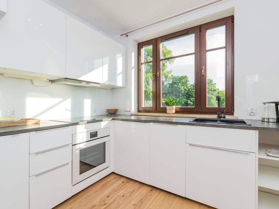 Apartamento conforto, sacada, vista para o pátio | Cozinha privada | Geladeira, fogão, cooktop, lava-louças