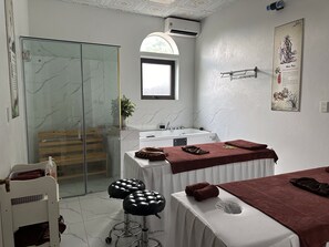 Sauna seca, banheira de hidromassagem