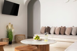 Villa, 2 quartos, piscina privativa, vista para as vinhas | Sala | Smart TV de 43 polegadas com canais digitais 