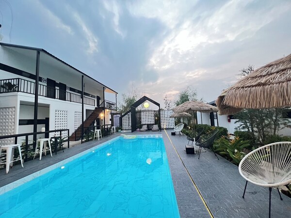 Penguin Villa Resort & Bistro - Ratchaburi
