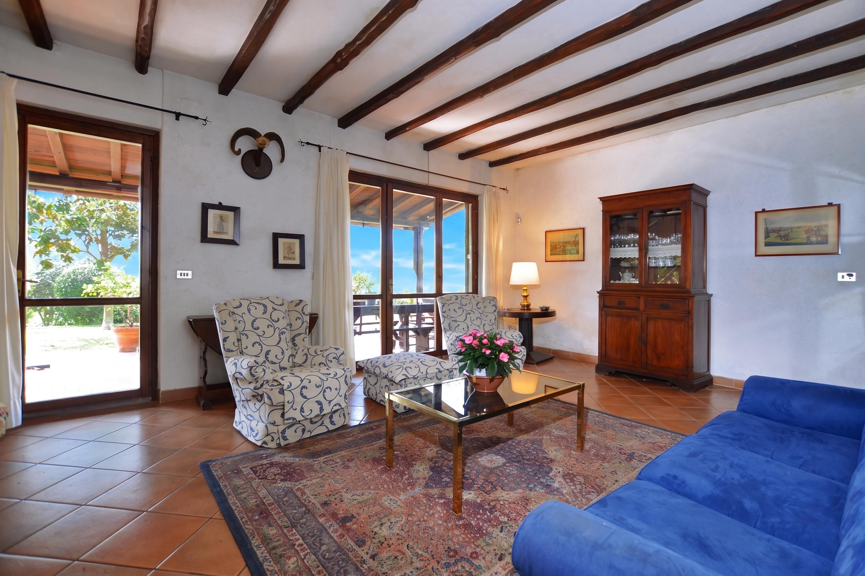 Casa Standard, 5 quartos, lareira, junto à montanha (Casale Pontarello) | Sala de estar | Smart TV de 21 polegadas com canais via satélite, lareira 