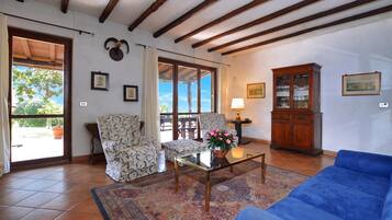 Casa Standard, 5 quartos, lareira, junto à montanha (Casale Pontarello) | Sala de estar | Smart TV de 21 polegadas com canais via satélite, lareira