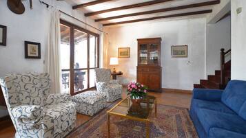 Casa Standard, 5 quartos, lareira, junto à montanha (Casale Pontarello) | Sala de estar | Smart TV de 21 polegadas com canais via satélite, lareira