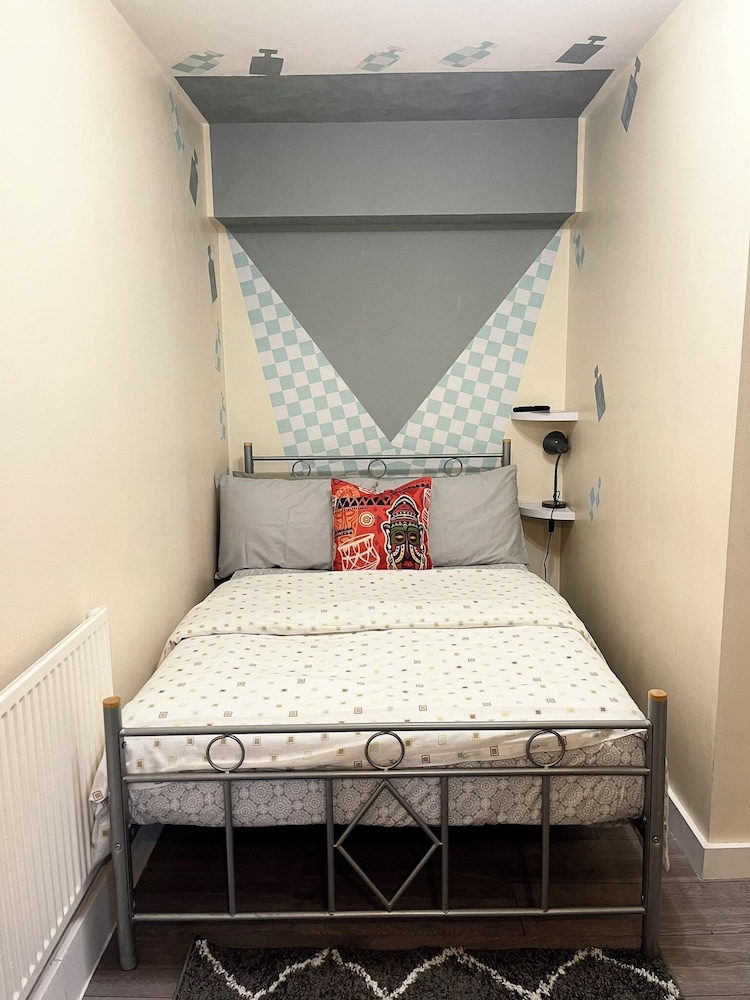 Studio Apartment - Dagenham