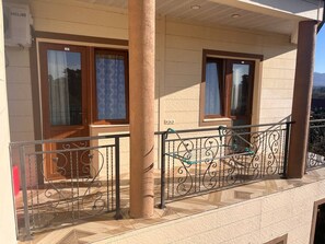 Quarto triplo básico | Terraço/pátio