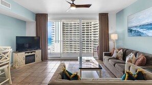 Apartamento em Condomínio Fechado, várias camas, varanda (Shores of Panama 1125) | Sala de estar