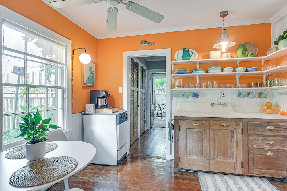 Private Spa & Seawall: Dog-friendly Galveston Gem - Galveston