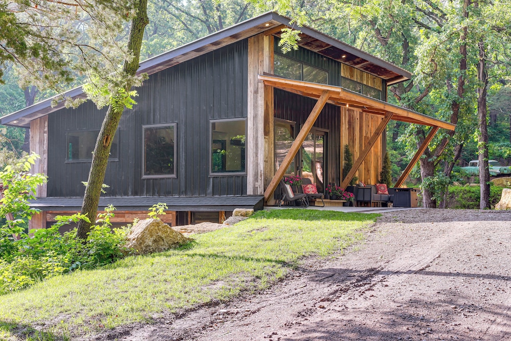 Modern Louisville Home On 3 Acres W/ Gas Fire Pit! - Nebraska