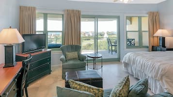 Apartamento em Condomínio Fechado, 1 cama queen-size, pátio (Inn At Seacrest 405) | 1 quarto, com decoração personalizada, com mobília individualizada