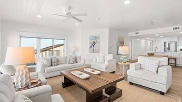 Condo, várias camas, sacada, vista para o oceano (Sago Sands 402) | Área de estar