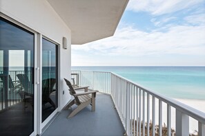 Apartamento em Condomínio Fechado, várias camas, varanda, vista para o oceano (Sago Sands 402) | Terrenos do alojamento