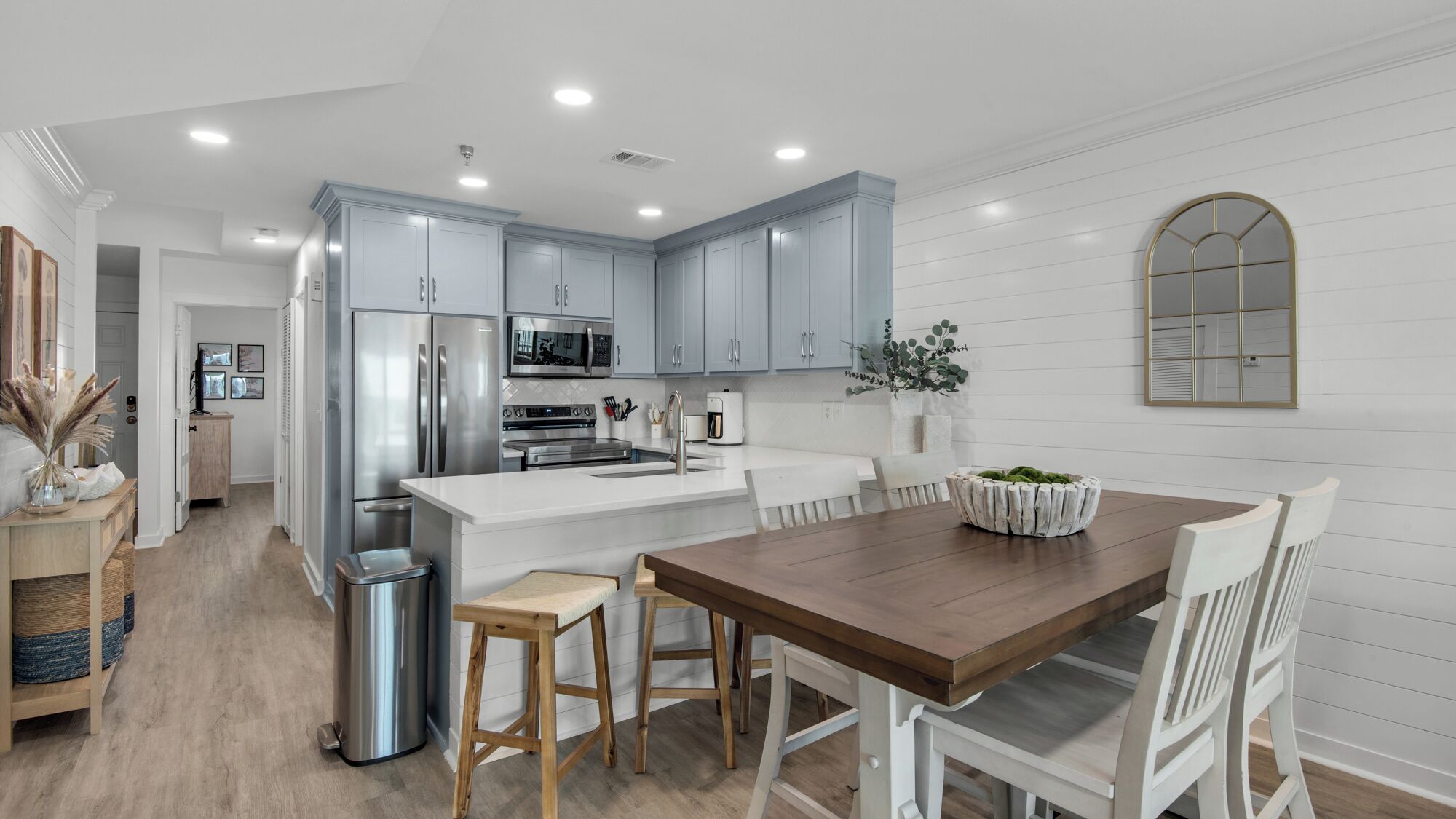 Apartamento em Condomínio Fechado, várias camas, pátio (Destin Seafarer Unit 211) | Refeições no quarto