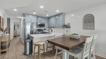 Apartamento em Condomínio Fechado, várias camas, pátio (Destin Seafarer Unit 211) | Refeições no quarto