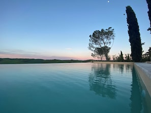 Piscina exterior, da(s) 8:30 à(s) 20:00, espreguiçadeiras 
