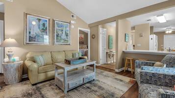 Casa, várias camas, varanda, vista para o jardim (Reel Relaxing) | Área de estar | TV de tela plana 42 polegadas com canais digitais