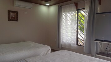 Edredons de pluma, cofres nos quartos, escrivaninha
