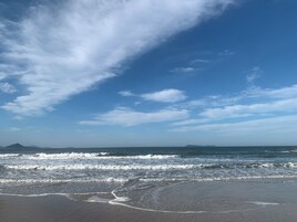 Na praia, areia branca 