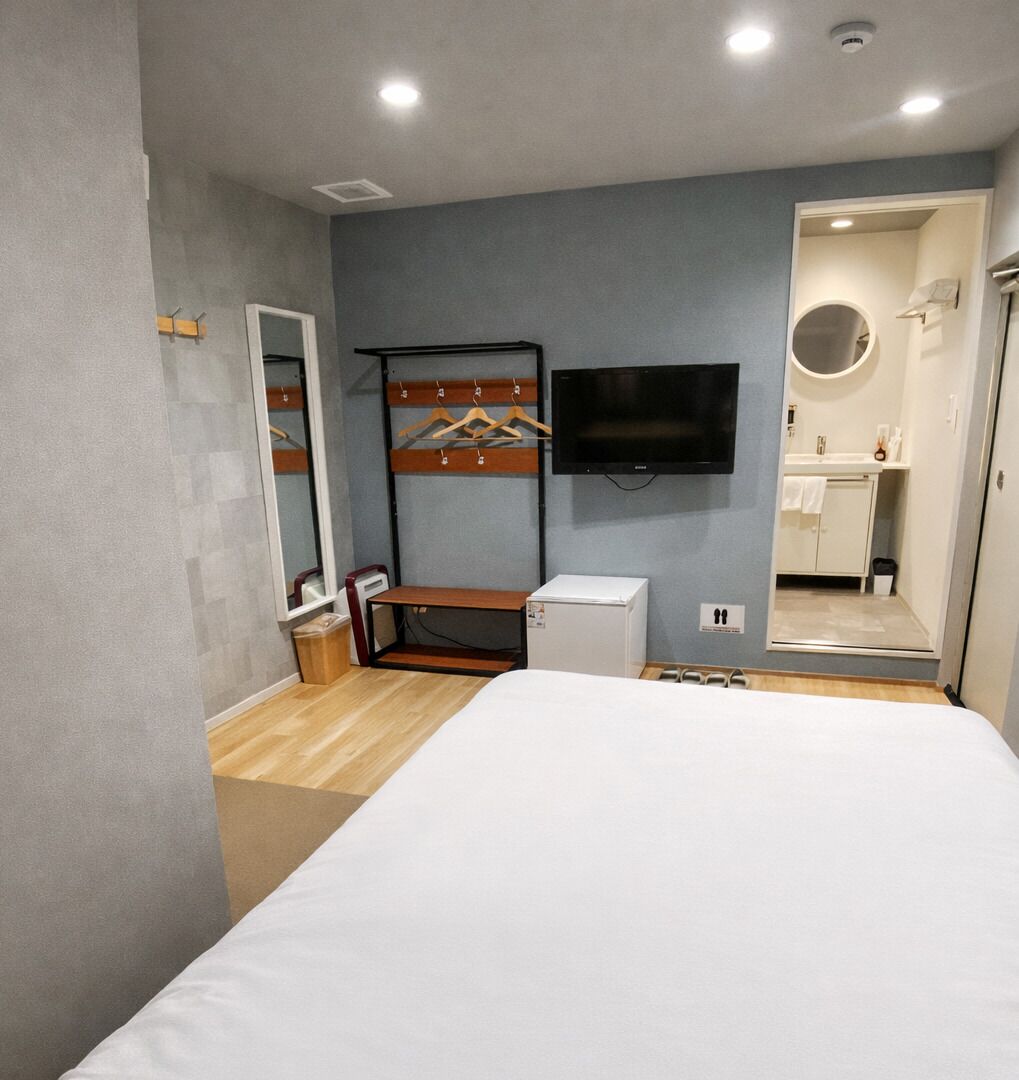 Quarto Clássico com Cama de Casal, 1 cama de casal, não fumadores, casa de banho privativa | Secretária, secretária adequada para computadores portáteis 
