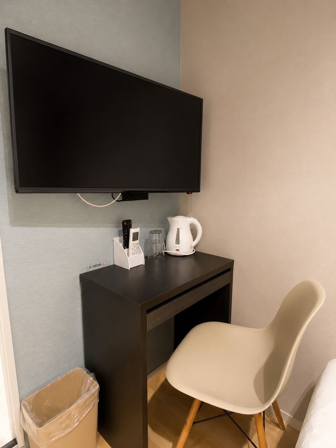 Quarto Twin Clássico, 2 camas individuais, não fumadores, casa de banho privativa | Secretária, secretária adequada para computadores portáteis 
