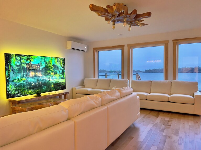 Lakeside Country Home With Handmade Wood Furniture, Hot Tub, Kayaks, 85tv - Cape Breton Island