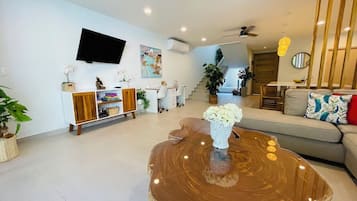 Casa Familiar, 3 quartos, piscina privativa | Sala | TV de ecrã plano
