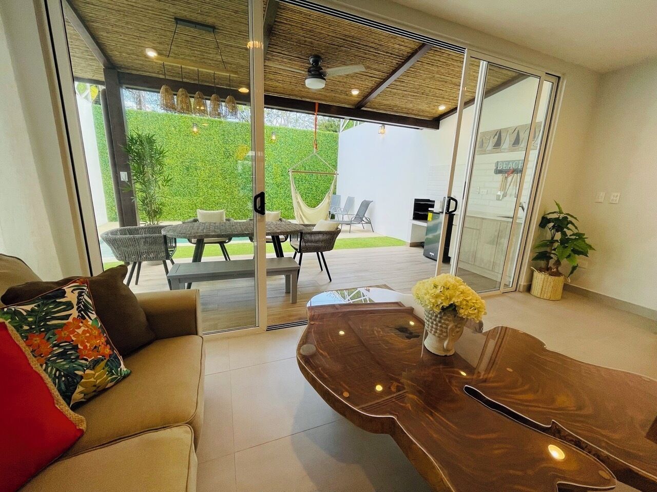 Casa família, 3 quartos, piscina particular | Sala de estar | TV de tela plana