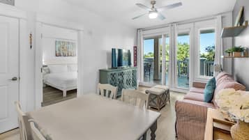 Apartamento em Condomínio Fechado, 1 cama king-size e sofá-cama (The Grand Sandestin Unit 2321) | Refeições no quarto