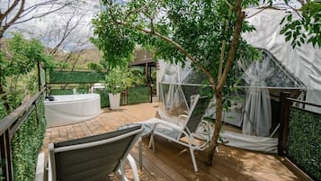 Quarto casal exclusivo, para não fumantes, vista para o jardim | Ferros/tábuas de passar roupa, Wi-Fi de cortesia, roupa de cama