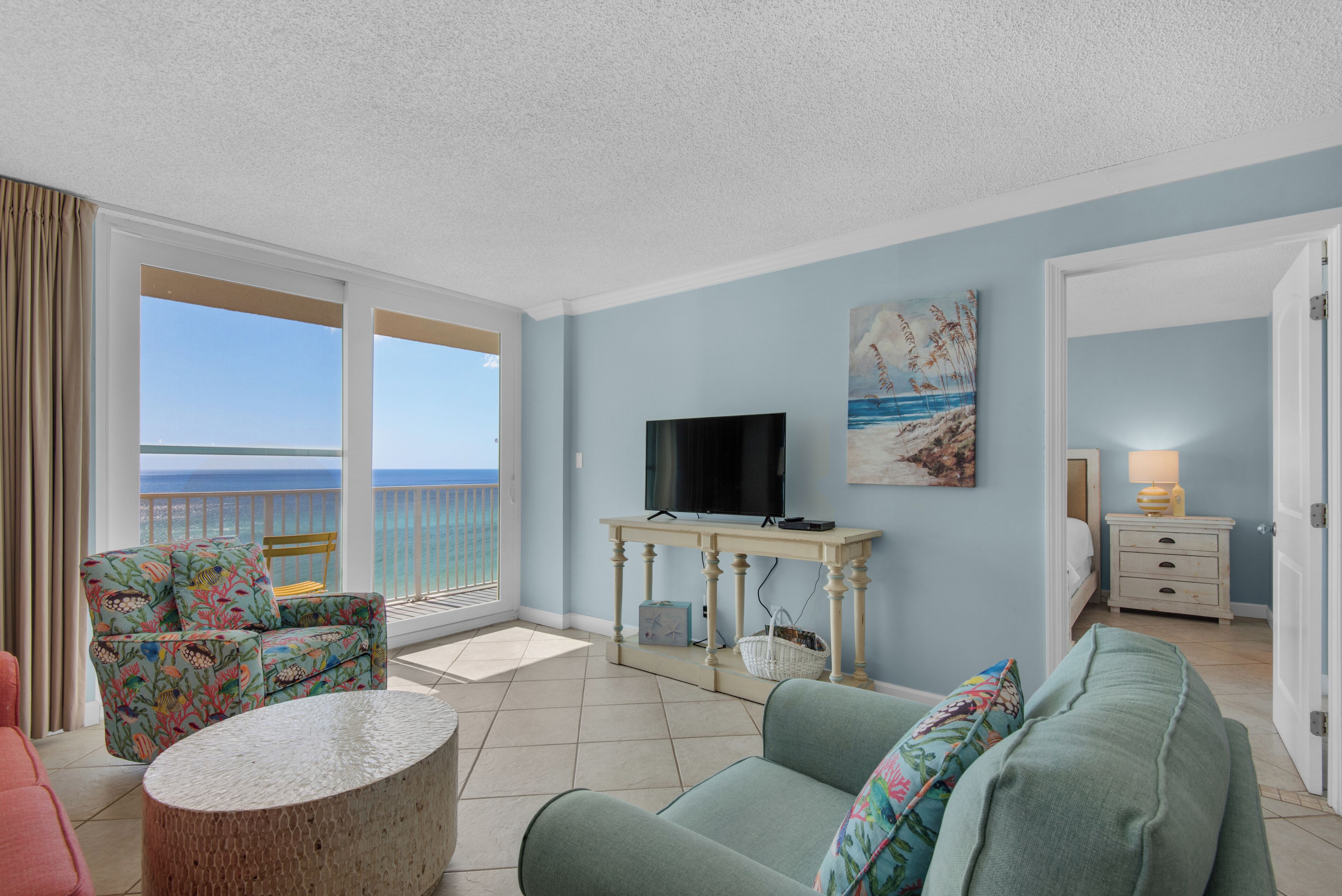 Apartamento em Condomínio Fechado, várias camas, varanda, vista para o oceano (BeachCrest 702) | Sala de estar | Televisor de ecrã plano de 42 polegadas com canais digitais 