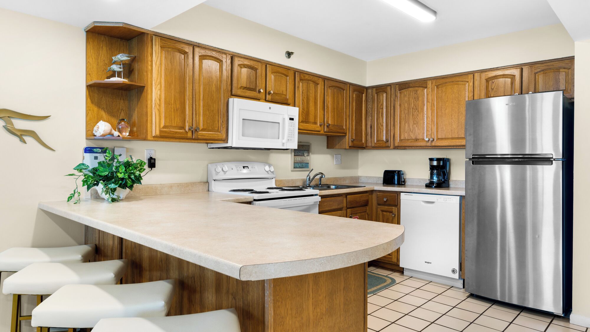 Apartamento em Condomínio Fechado, várias camas, varanda, vista para o oceano (BeachCrest 503) | Cozinha privada | Um frigorífico, um micro-ondas, um forno, uma máquina de lavar louça 