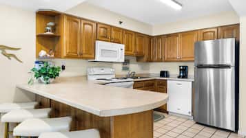 Apartamento em Condomínio Fechado, várias camas, varanda, vista para o oceano (BeachCrest 503) | Cozinha privada | Um frigorífico, um micro-ondas, um forno, uma máquina de lavar louça