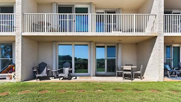 Apartamento em Condomínio Fechado, várias camas, varanda, vista para o jardim (BeachCrest 103) | Refeições ao ar livre