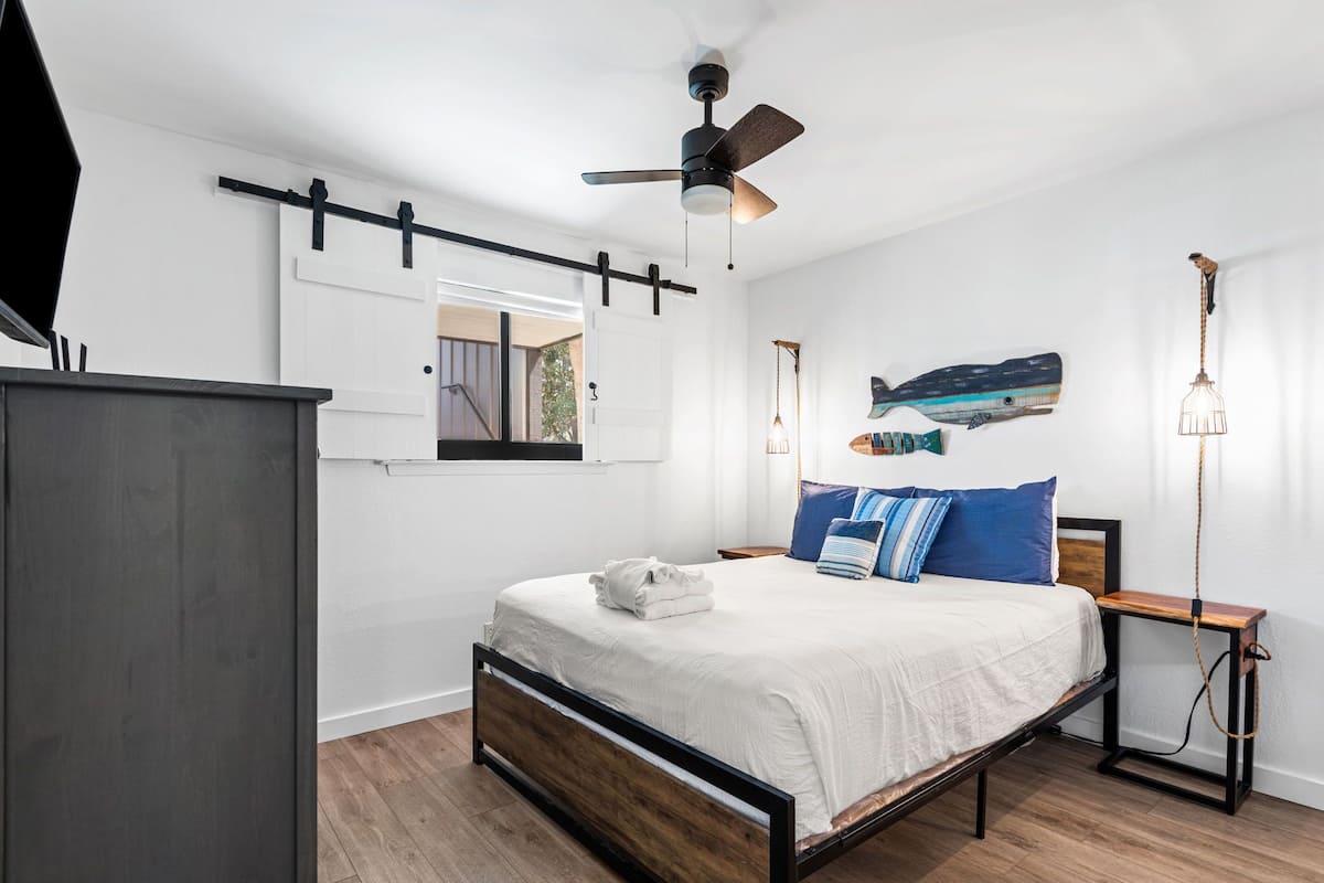 Condo, várias camas, varanda, vista parcial para o oceano (Beachside Condo 13) | 1 quarto, individualmente decorados, individualmente mobiliados