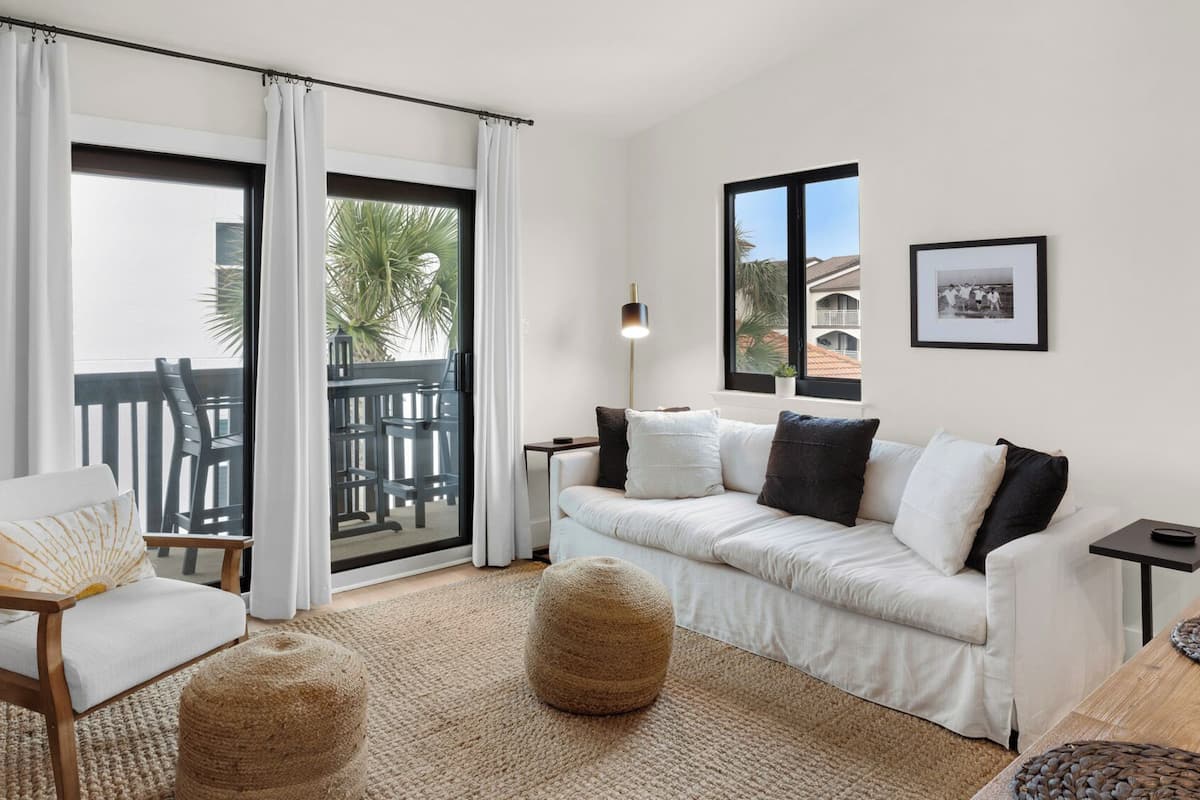 Condo, várias camas, sacada (Beachside Condo 24) | Área de estar | TV de tela plana 42 polegadas com canais digitais