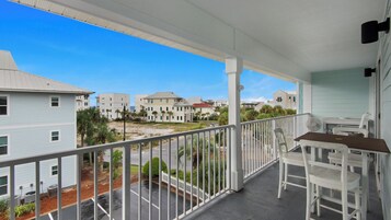 Condo, várias camas, sacada, vista para o jardim (Beachside Villas 232) | Opções para refeição ao ar livre