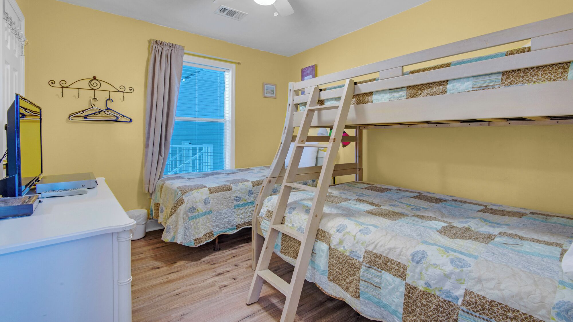 Apartamento em Condomínio Fechado, várias camas, varanda, vista para o jardim (Beachside Villas 221) | 2 quartos, com decoração personalizada, com mobília individualizada 