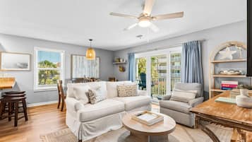 Apartamento em Condomínio Fechado, várias camas, pátio, vista para o oceano (Beachside Villas 623) | Sala de estar | Televisor de ecrã plano de 42 polegadas com canais digitais