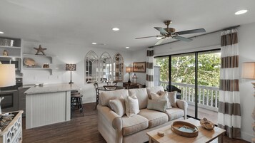 Condo, várias camas, varanda, vista para o jardim (Beachwood Villas 1D) | Área de estar | TV de tela plana 42 polegadas com canais digitais