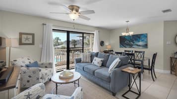 Apartamento em Condomínio Fechado, várias camas, pátio, vista para a piscina (Beachwood Villas 11E) | Sala de estar | Televisor de ecrã plano de 42 polegadas com canais digitais