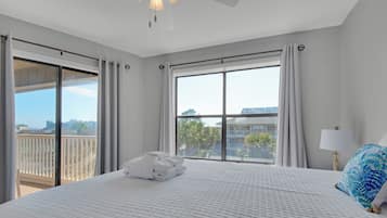 Apartamento em Condomínio Fechado, várias camas, pátio (Beachwood Villas 12I) | 2 quartos, com decoração personalizada, com mobília individualizada