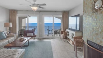 Apartamento em Condomínio Fechado, várias camas, pátio, vista para o oceano (Dune Villas 5B) | Sala de estar | Televisor de ecrã plano de 50 polegadas com canais digitais