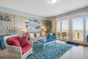 Apartamento em Condomínio Fechado, várias camas, varanda, vista para o oceano (Laketown Wharf 1316) | Sala de estar | Televisor de ecrã plano de 42 polegadas com canais digitais