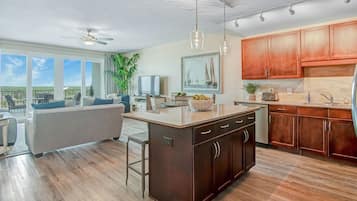 Apartamento em Condomínio Fechado, várias camas, varanda, vista para o oceano (Laketown Wharf 834) | Interior